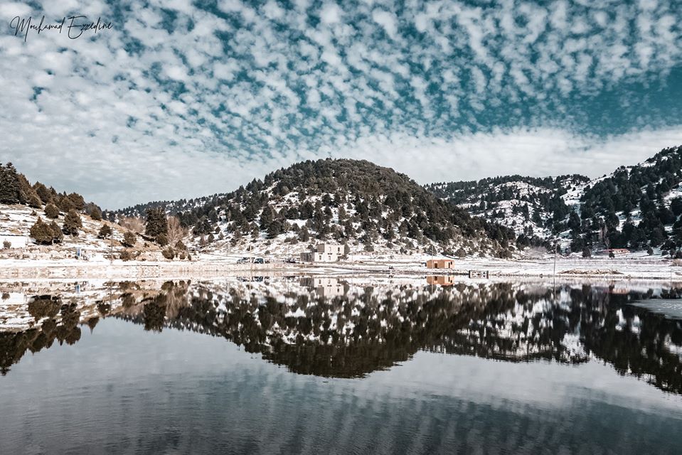 لقطات ساحرة تظهر إنعكاس السحب على البحيرة في القموعة - عكار - Bintjbeil.org